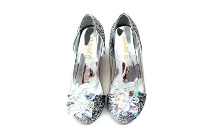 Des chaussures à paillettes et à talon pour petite fille